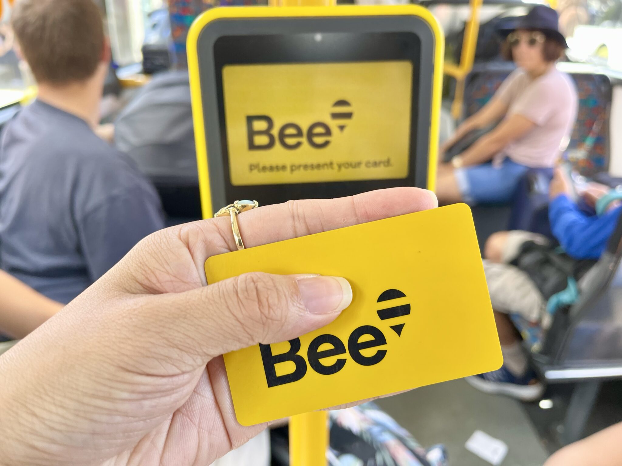 【クイーンズタウンのバス事情】2024年最新料金&乗り方まとめ！Beeカードの購入方法も！ - ニュージーランドのまるごと